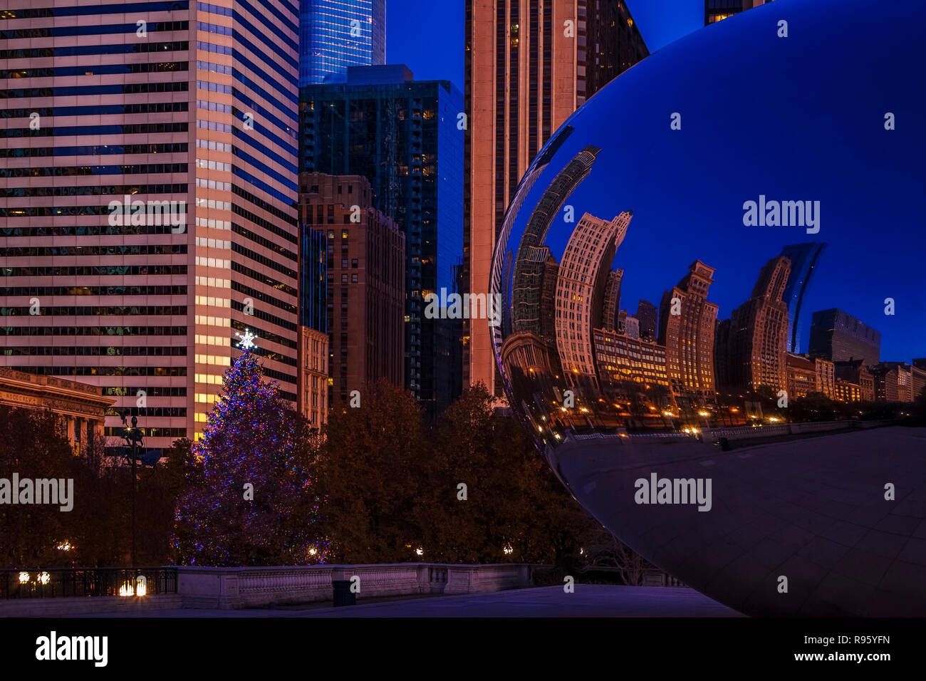 Chicago bean night skyline hi-res stock photography and images - Alamy