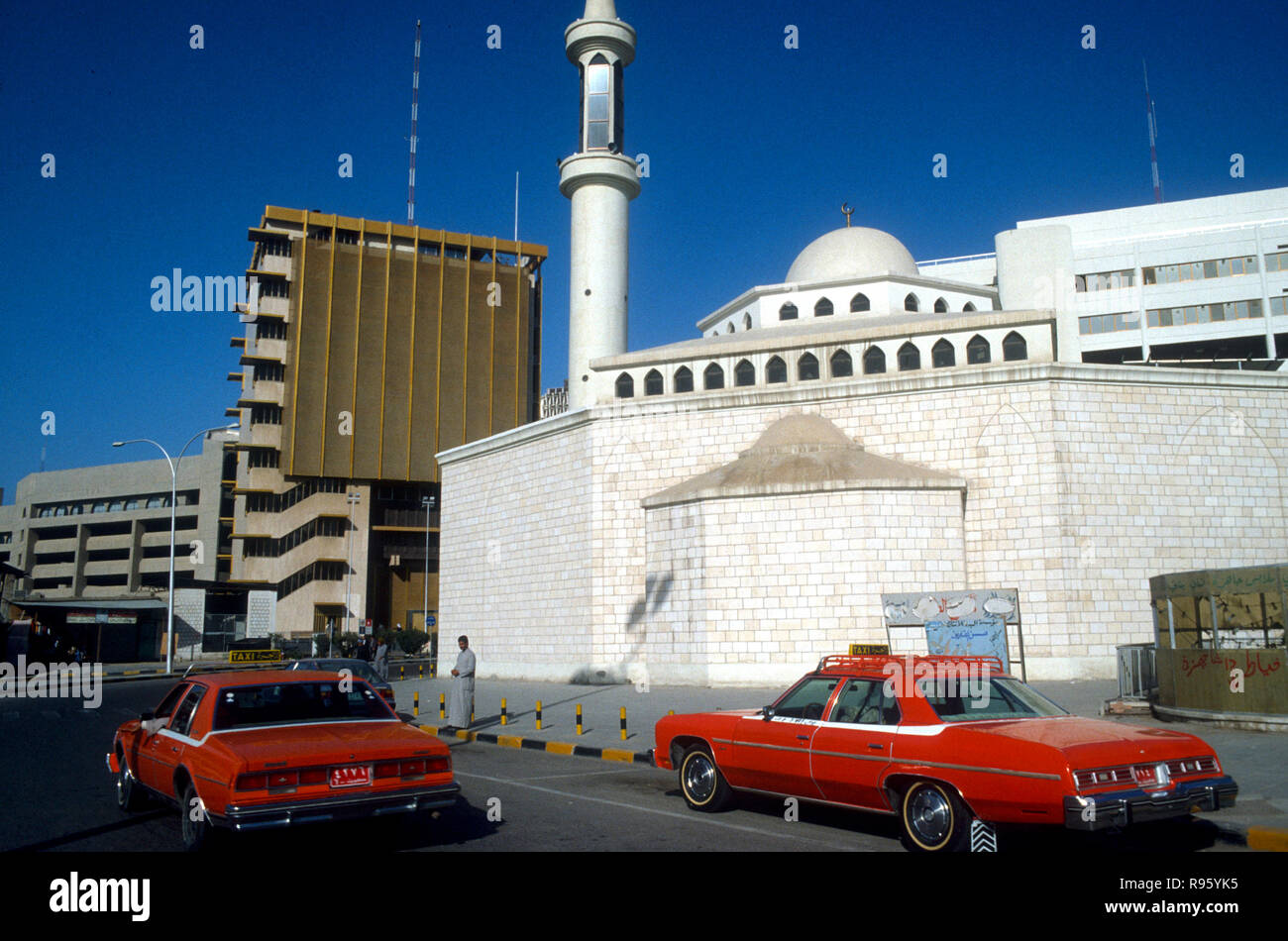 Taxis and mosque central Kuwait 1985 Stock Photo - Alamy