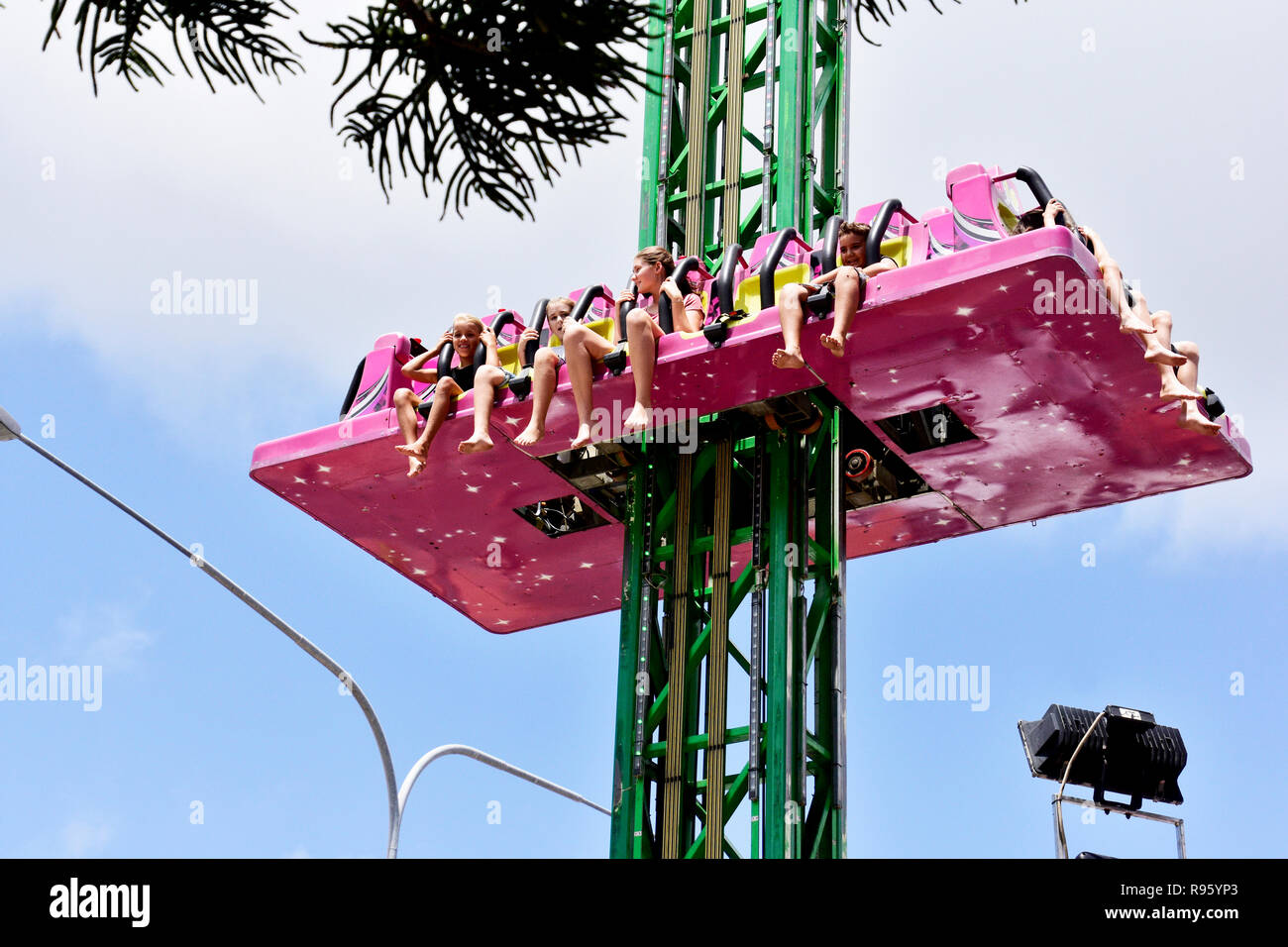 THRILL SEEKERS ON SHOW RIDE Stock Photo - Alamy