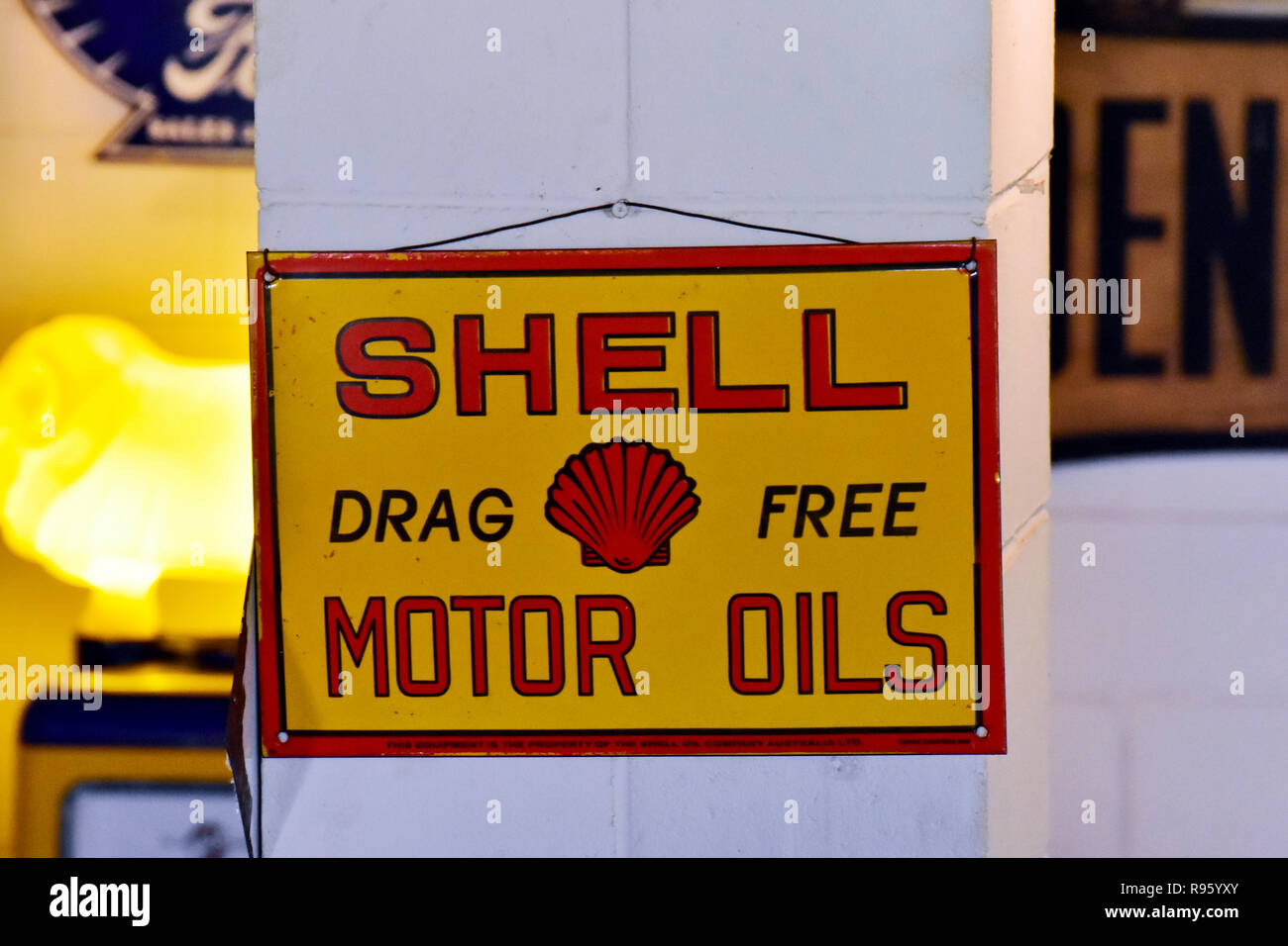 Shell oil sign hi-res stock photography and images - Alamy