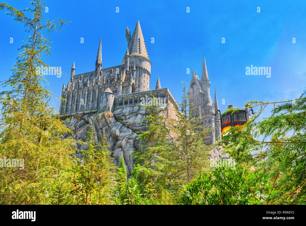 Hogwarts castle universal studio hi-res stock photography and images ...