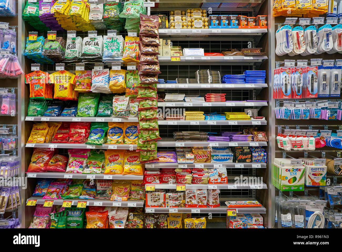 Carrefour express grocery store supermarket food convenience hi-res ...