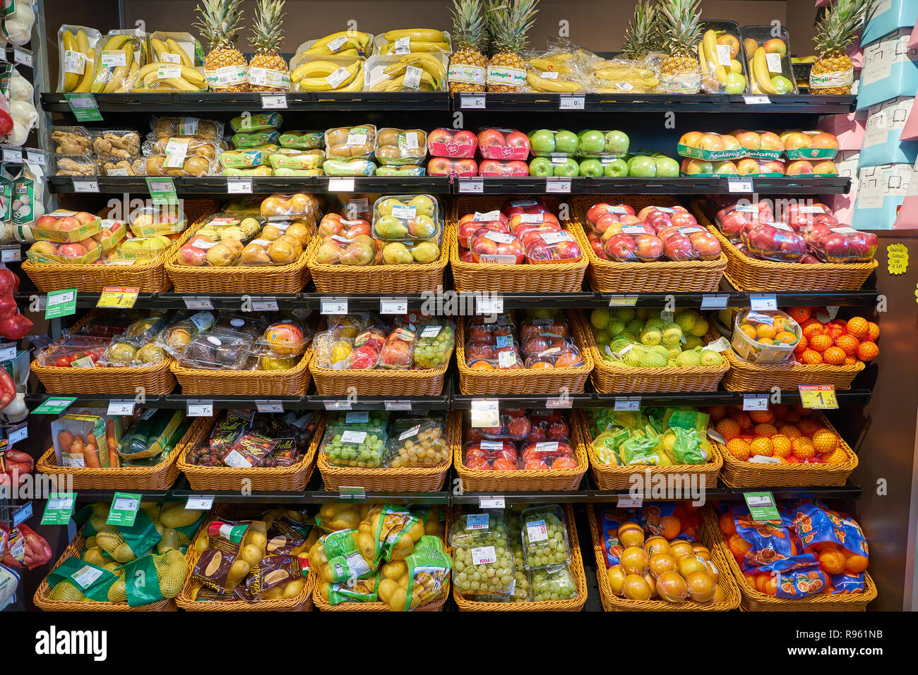 Fruit carrefour supermarket hi-res stock photography and images - Alamy