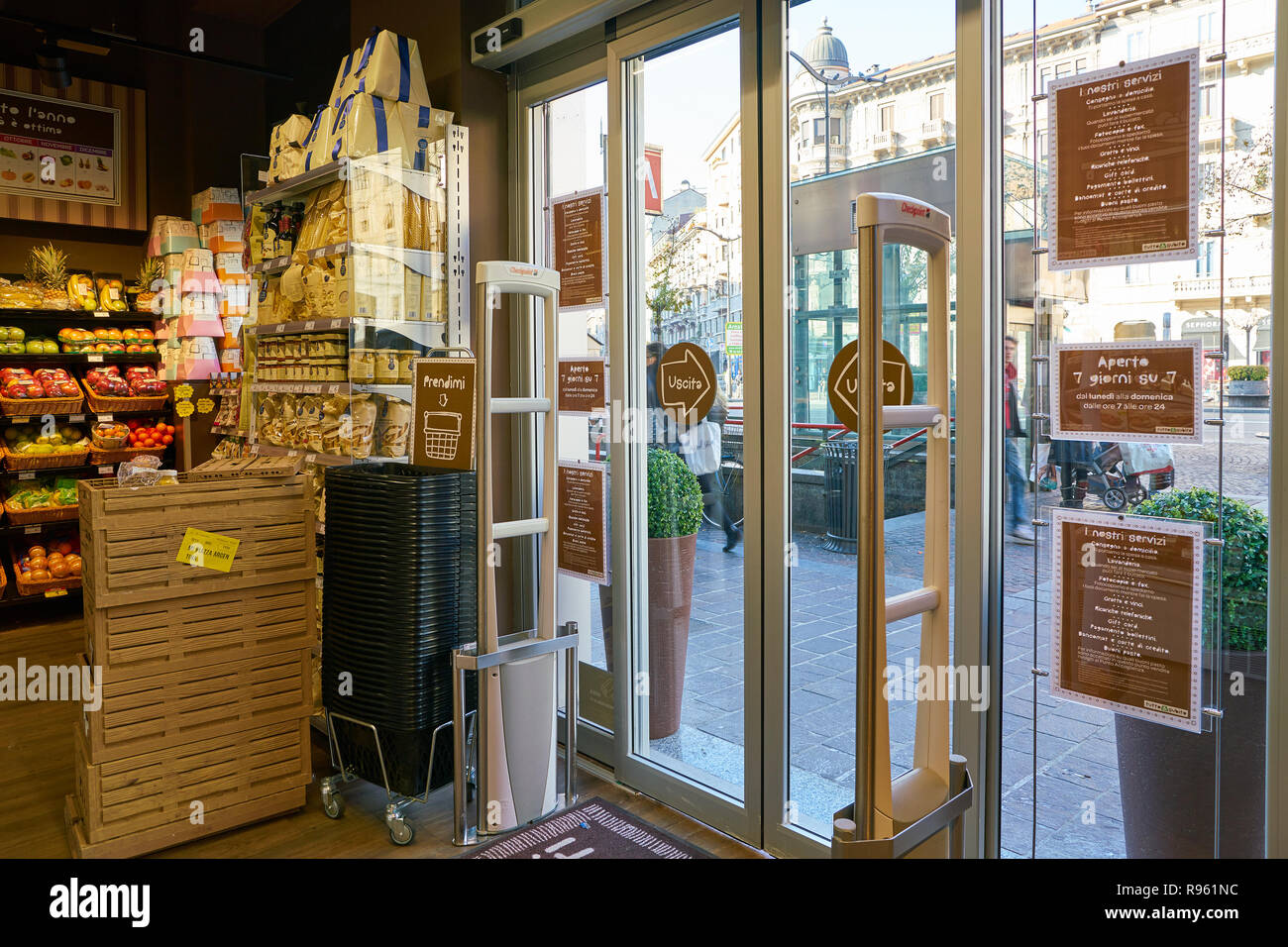 Carrefour express grocery store supermarket food convenience hi-res ...