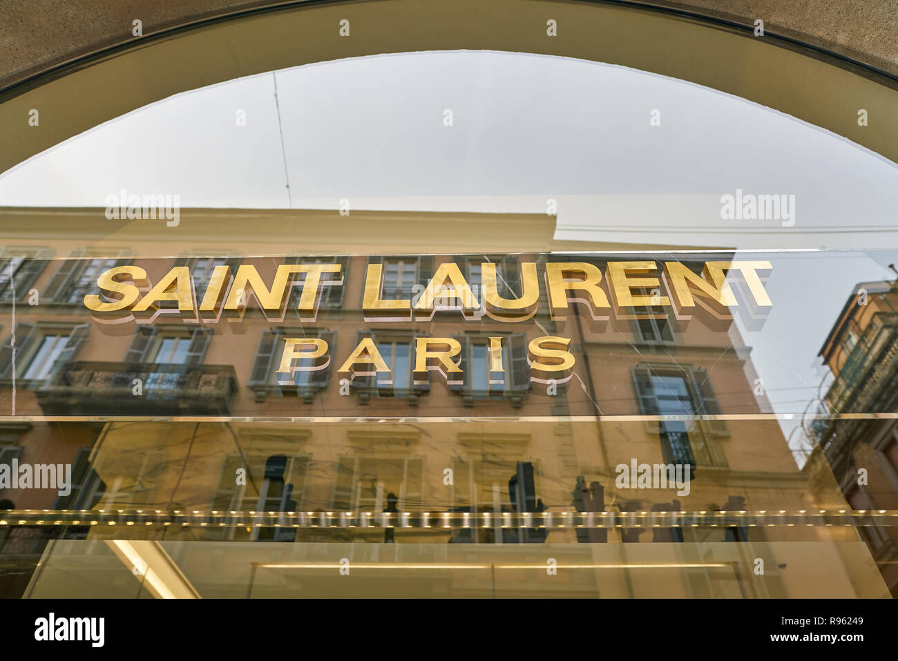Ysl logo hi-res stock photography and images - Alamy