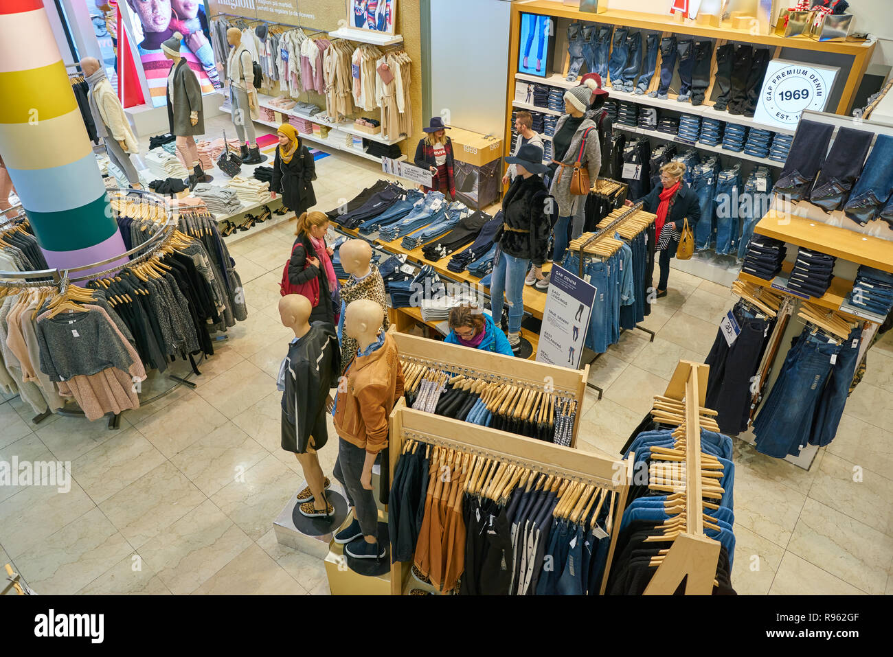 Inside gap retail store hi-res stock photography and images - Alamy