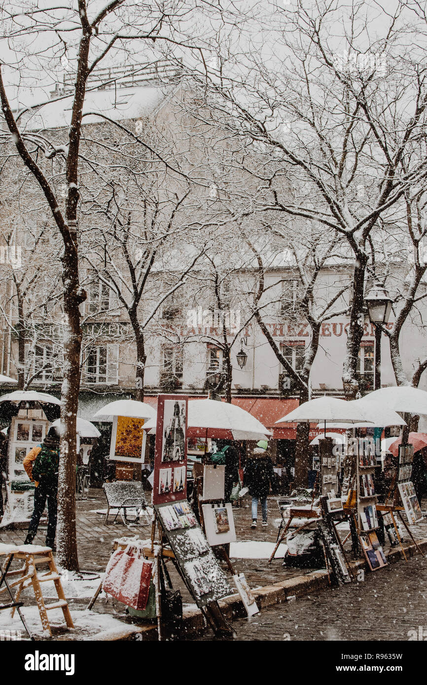 Artists square in Montmartre Stock Photo - Alamy