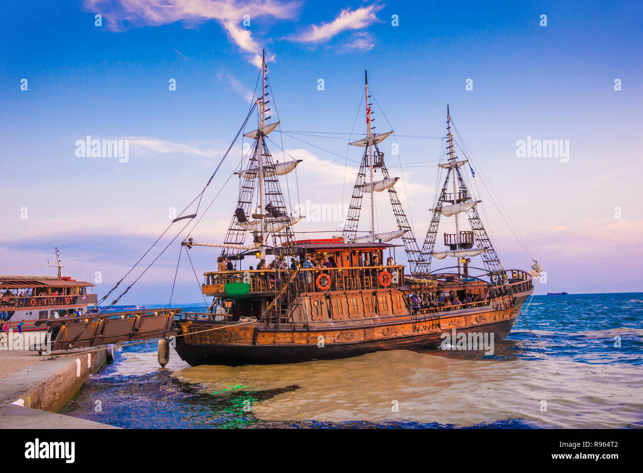 Sea people pirates hi-res stock photography and images - Alamy