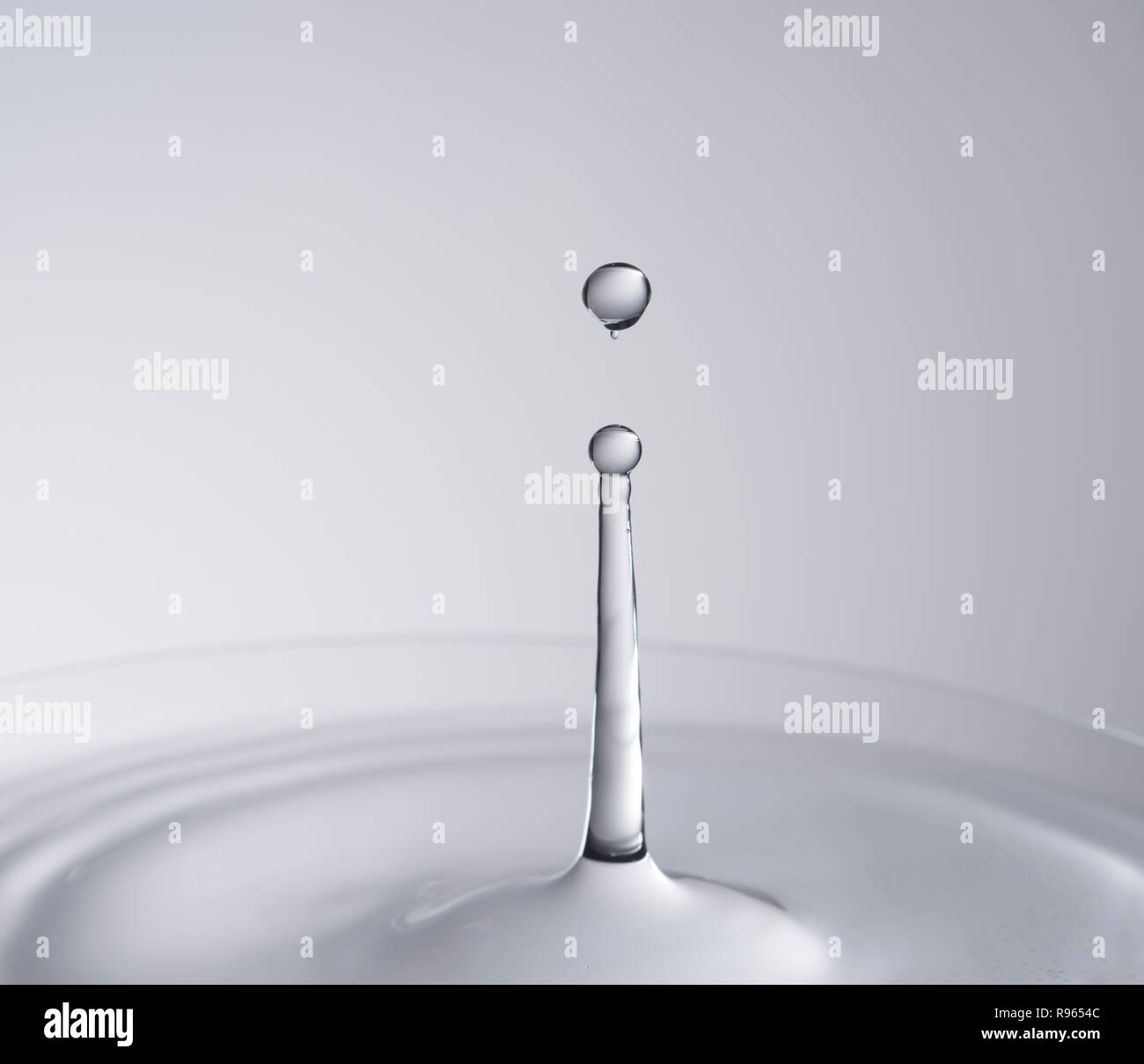 Closeup image of water droplets frozen in time Stock Photo - Alamy