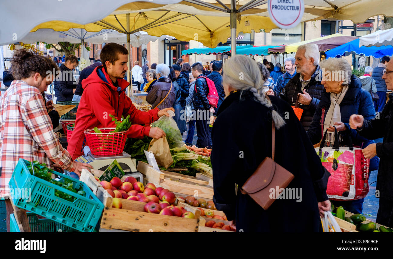 Stall holders fruit and vegetables hi-res stock photography and images ...