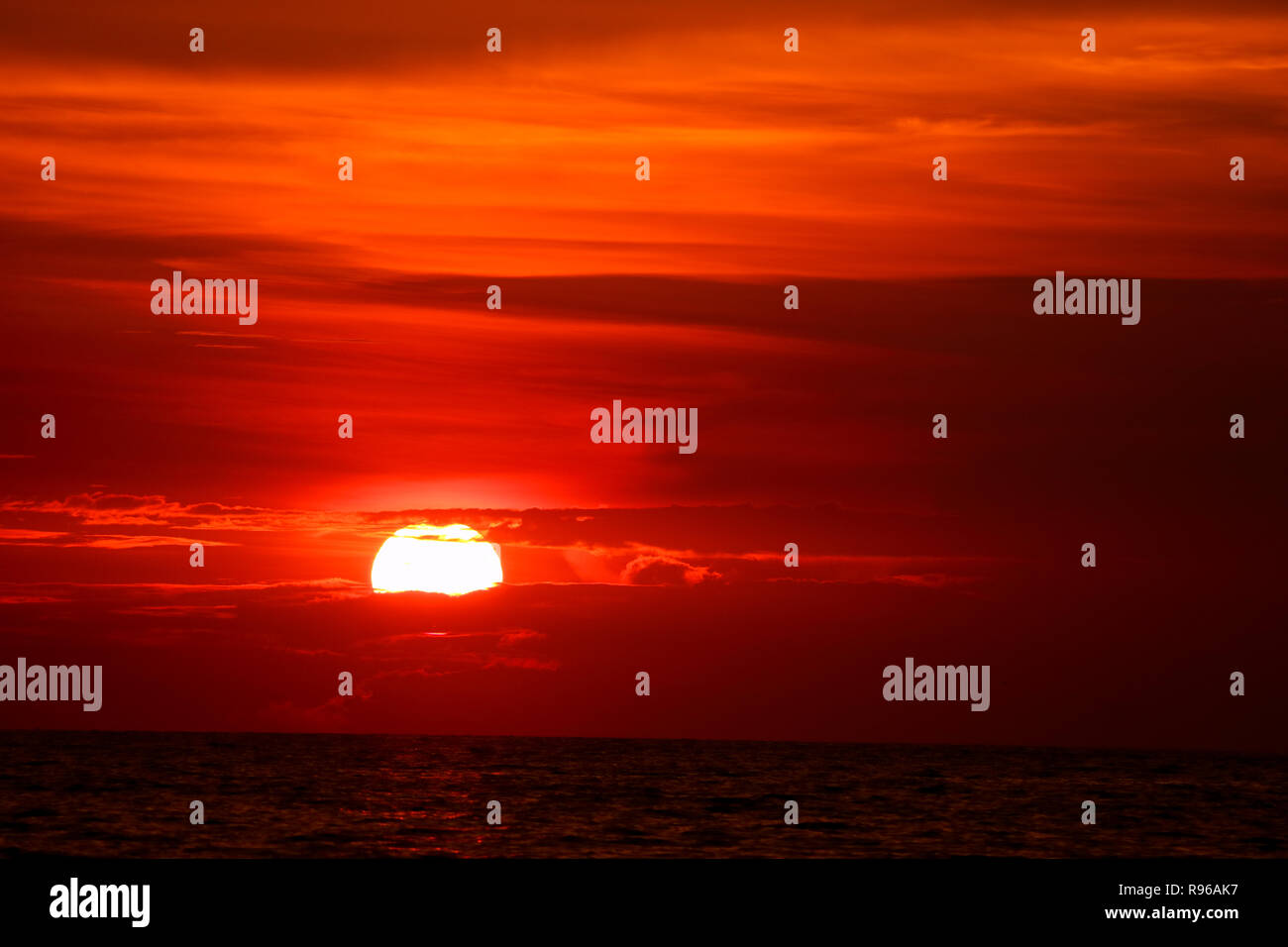Beautiful sunset over clam hi-res stock photography and images - Alamy