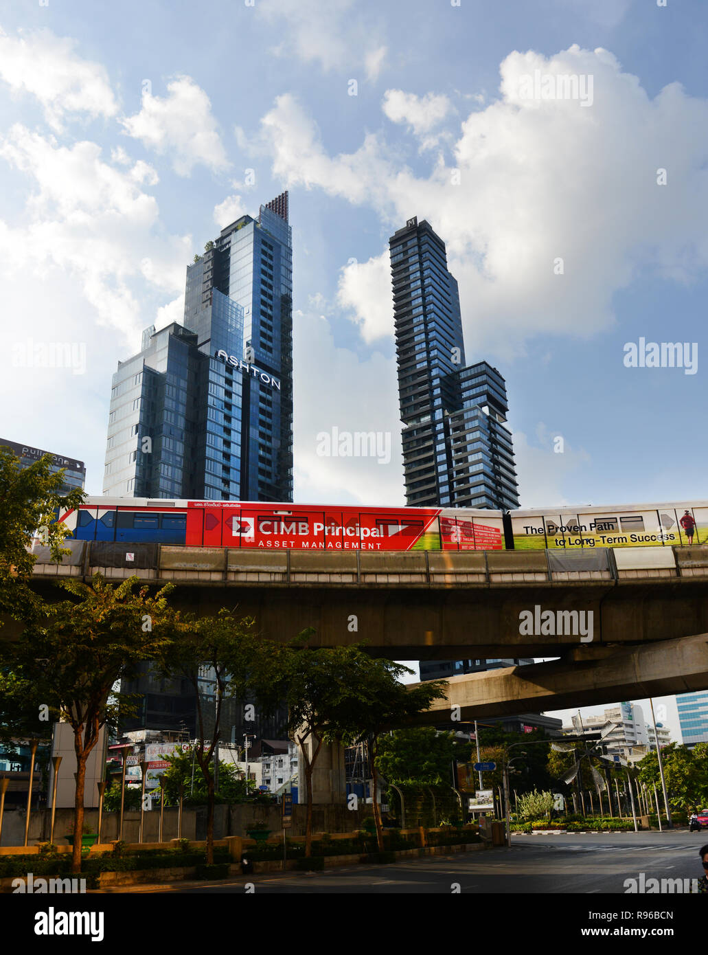 Bangkok skyline skytrain hi-res stock photography and images - Alamy