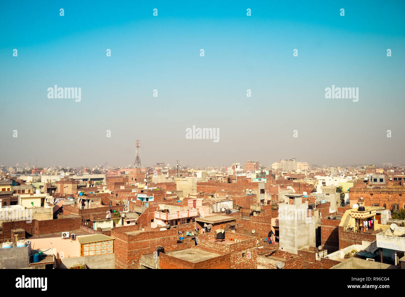 India sunny city skyscraper hi-res stock photography and images - Alamy