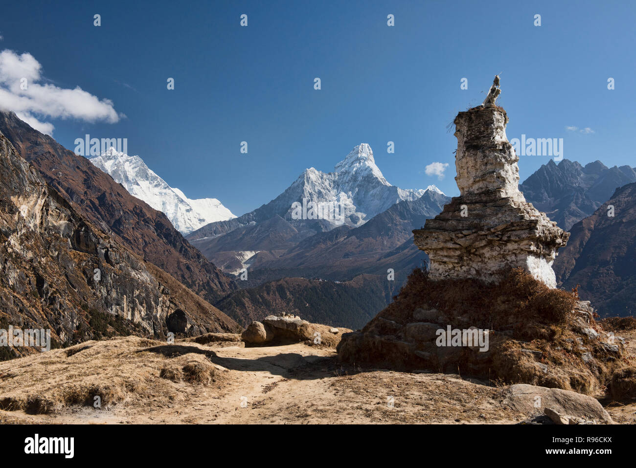 Ama Dablam rises above the Khumbu Valley, Everest region, Nepal Stock ...