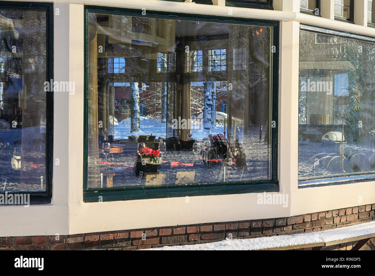 Looking inside a restaurant through the windows Stock Photo - Alamy