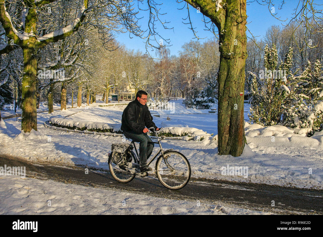 Man cycling through snow hi-res stock photography and images - Alamy