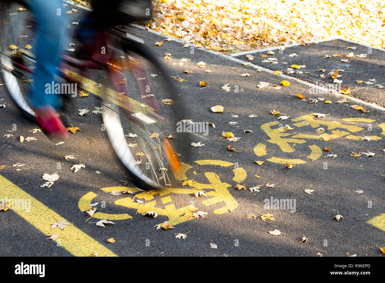 Bike signs hi-res stock photography and images - Alamy