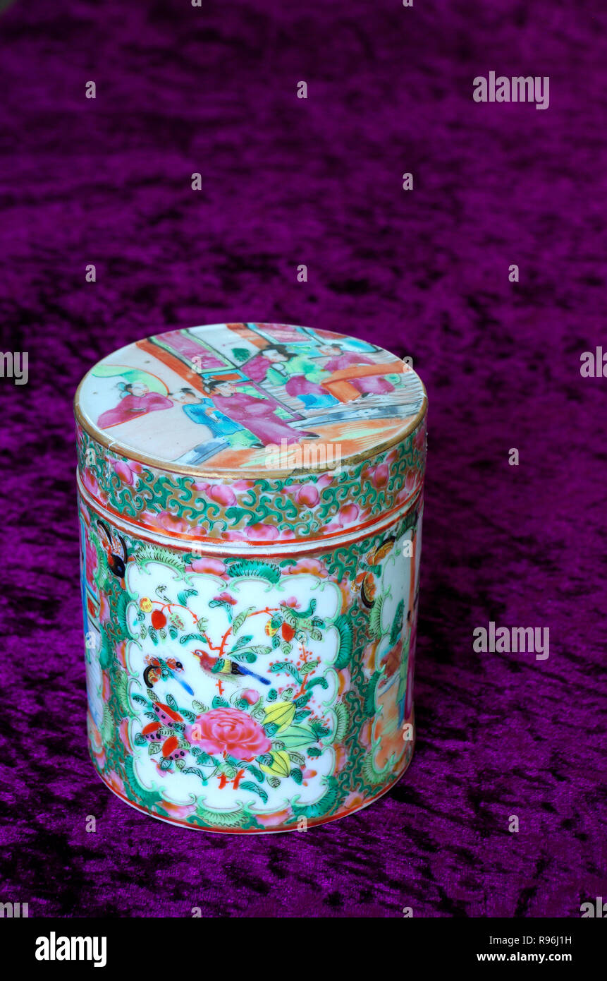 Satsuma Ware Oriental Japanese Pottery Vase With Lid Stock Photo - Alamy