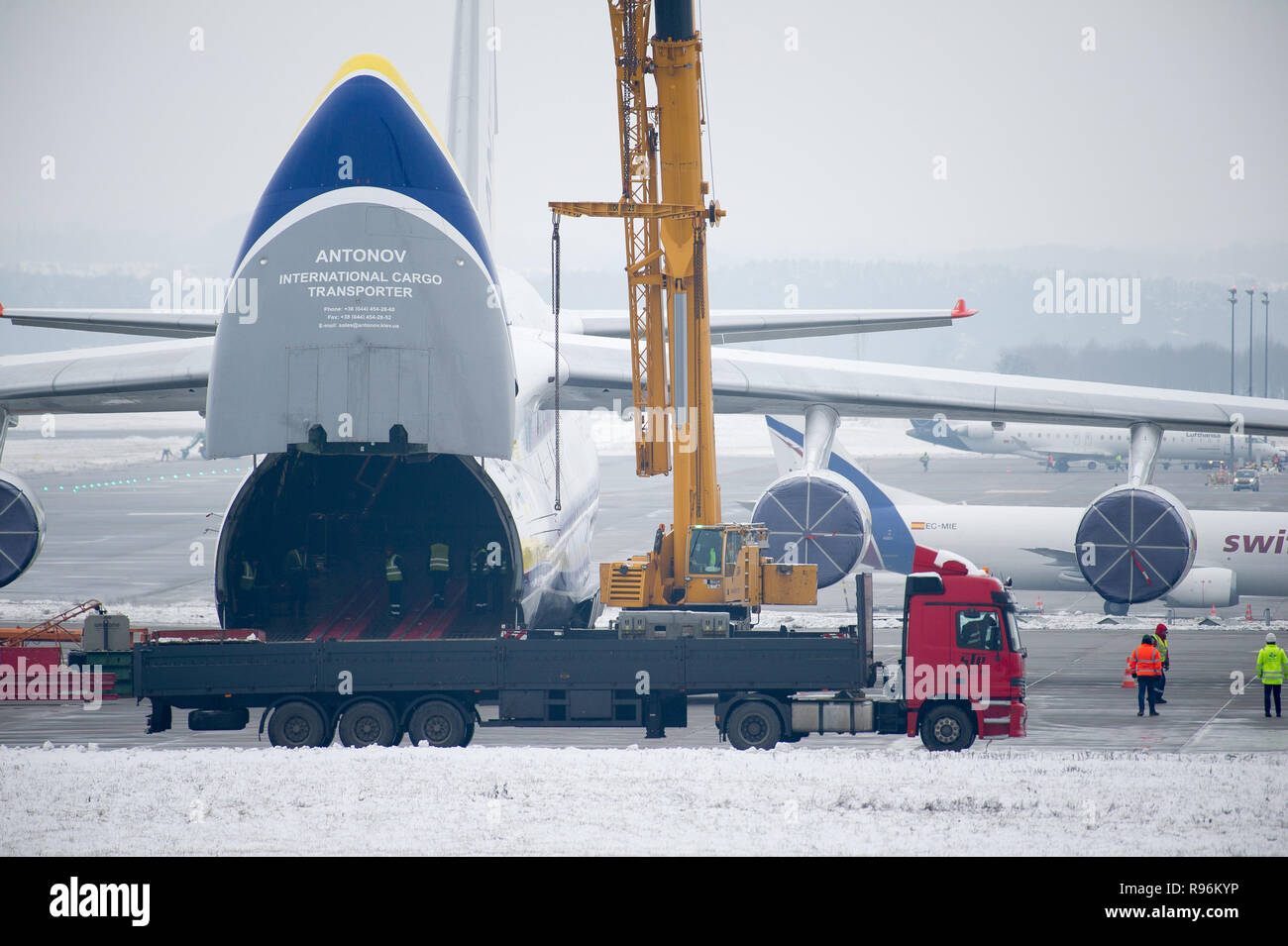 Antonov an 124 100m ruslan hi-res stock photography and images - Alamy