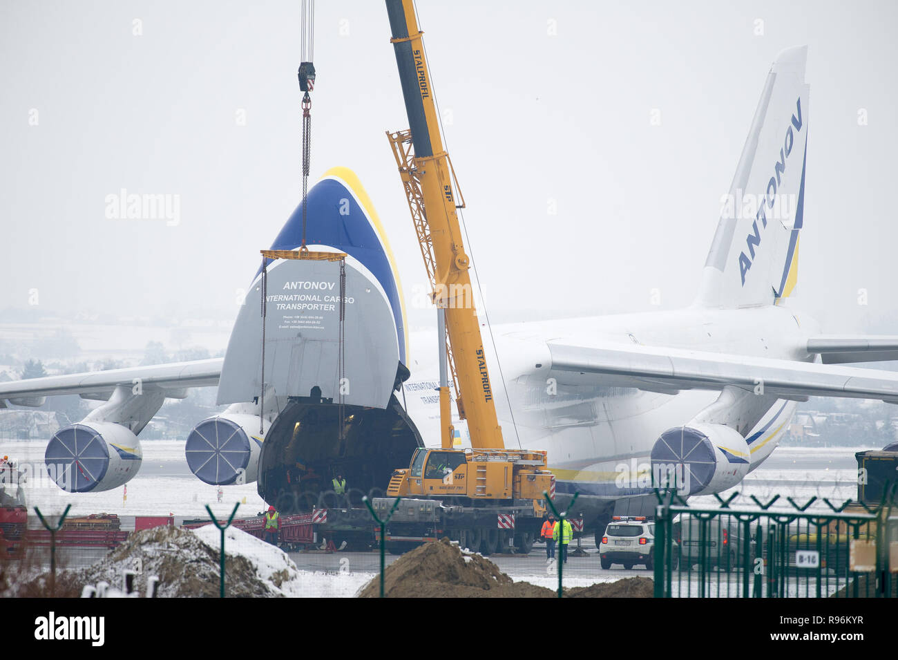 Antonov an 124 100m ruslan hi-res stock photography and images - Alamy