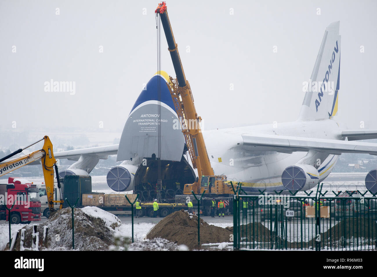 Antonov an 124 100m ruslan hi-res stock photography and images - Alamy