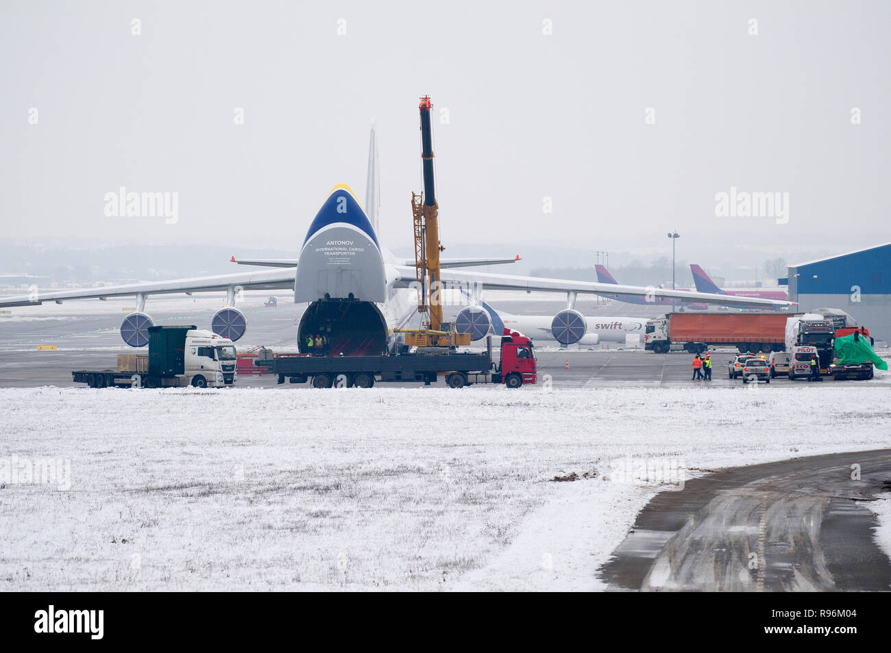 Antonov an 124 100m ruslan hi-res stock photography and images - Alamy