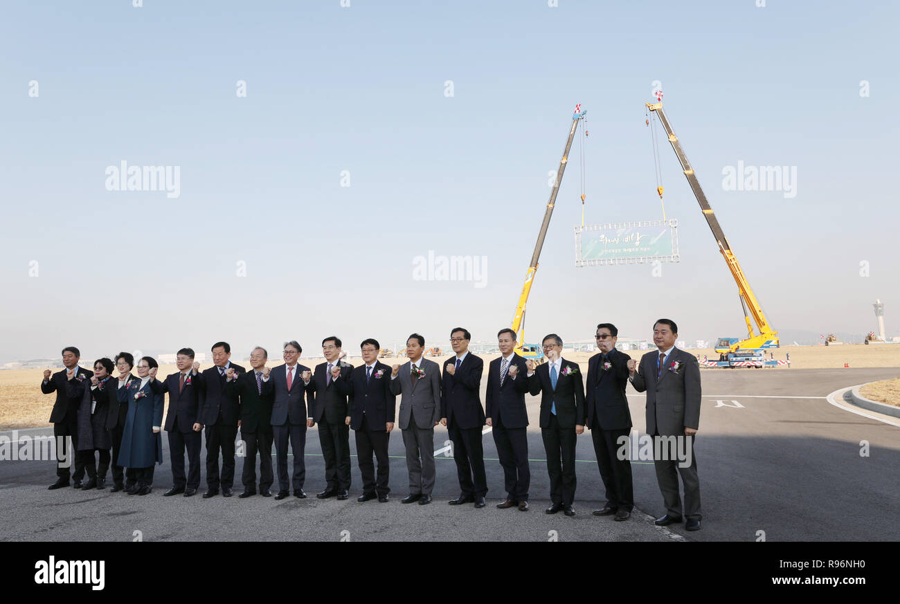 20th Dec, 2018. Incheon Airport's fourth runway Participants pose for a ...