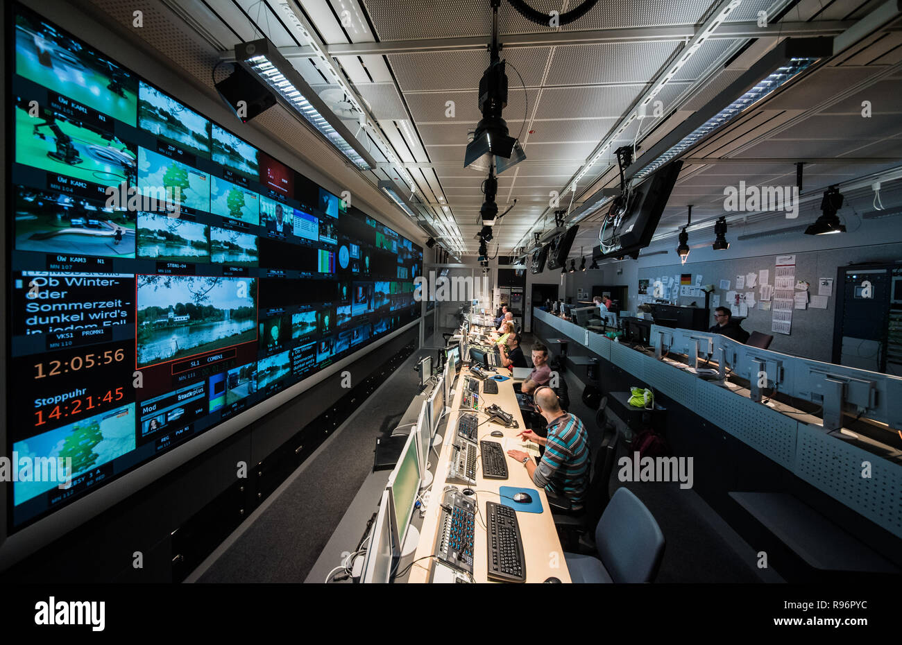 Mainz, Germany. 31st Aug, 2018. During a live broadcast, employees sit ...