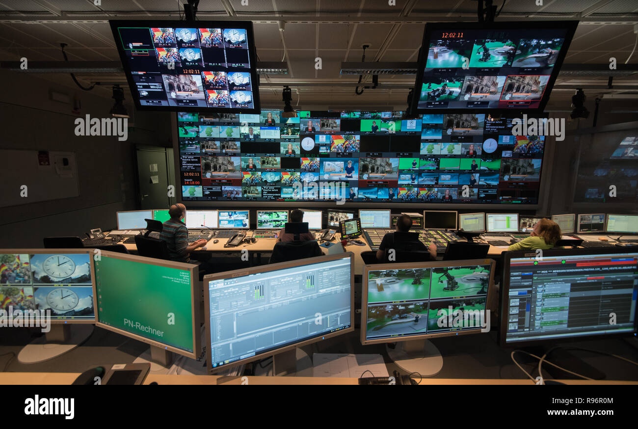 Mainz, Germany. 31st Aug, 2018. During a live broadcast, employees sit ...