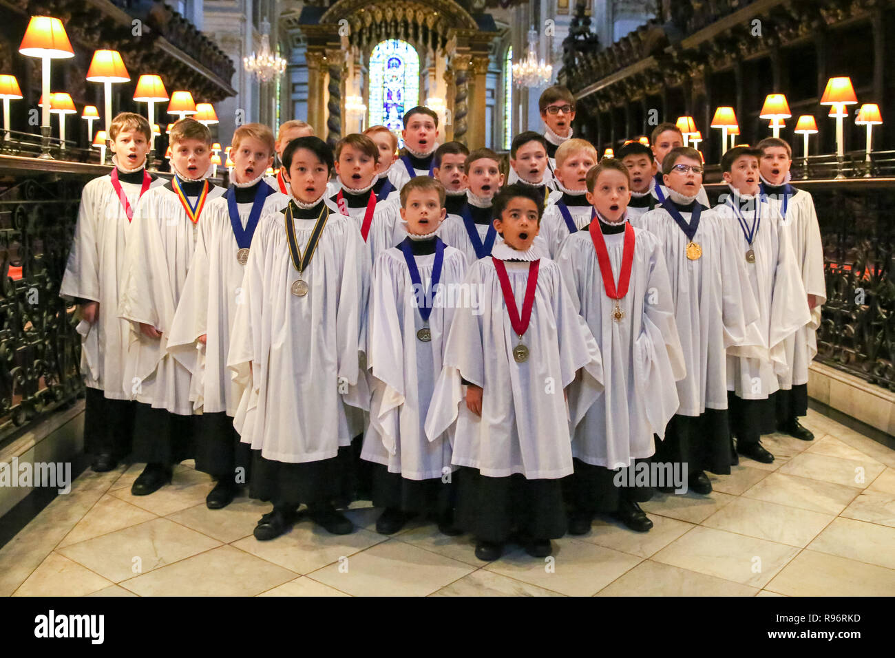 Choir choristers st pauls hi-res stock photography and images - Alamy