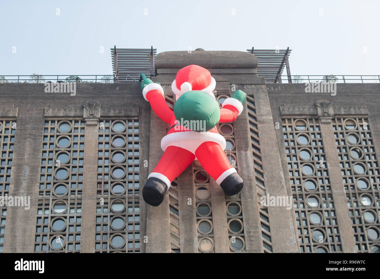 Santa christmas climbing building hi-res stock photography and images ...
