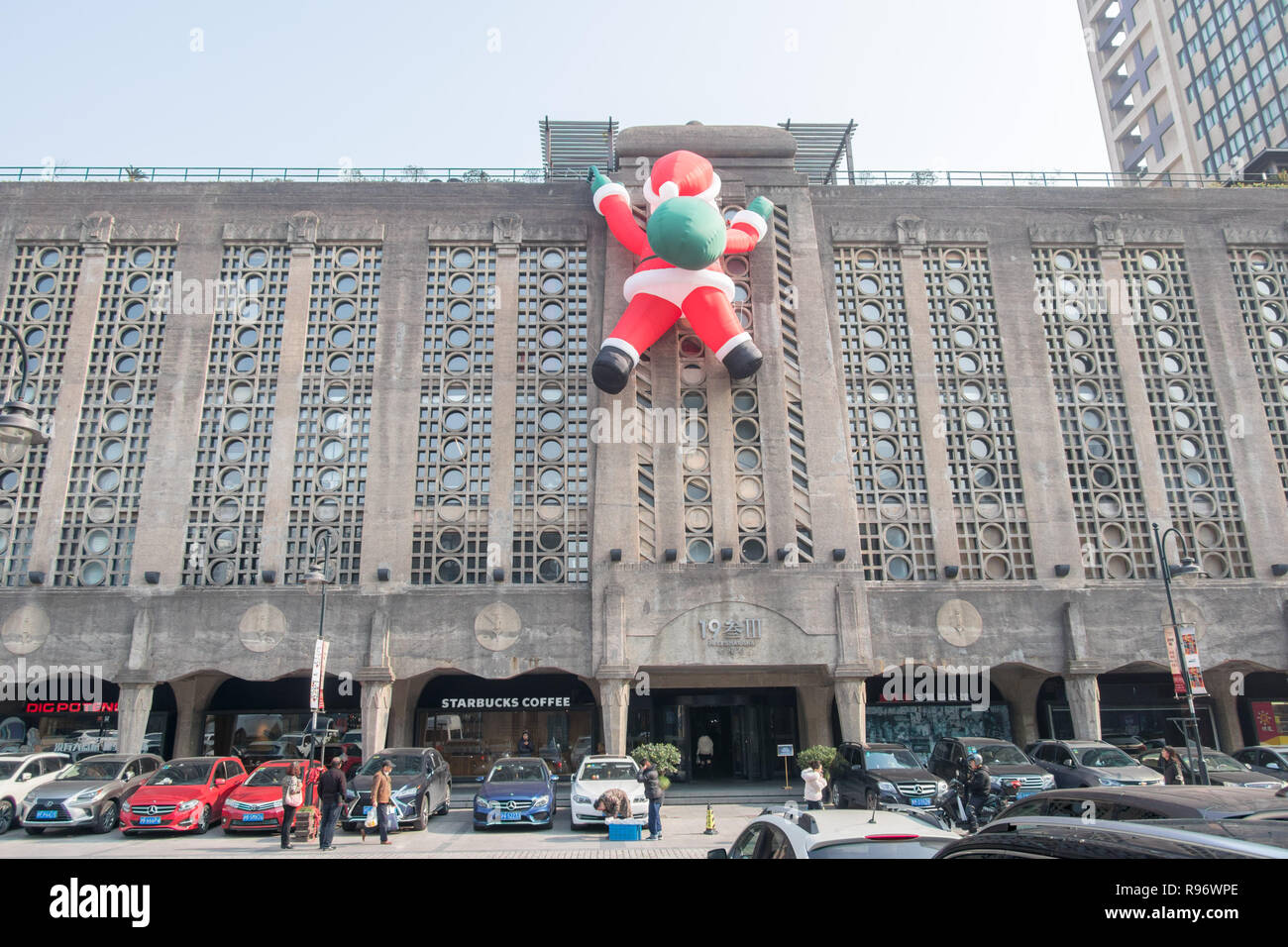 Shanghai, Shanghai, China. 20th Dec, 2018. A 10-meter-tall Santa ...