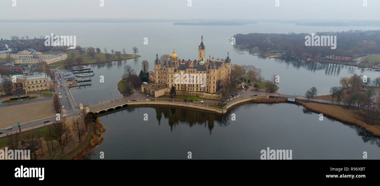 Schwerin, Germany. 20th Dec, 2018. View of Schwerin Castle between Lake ...