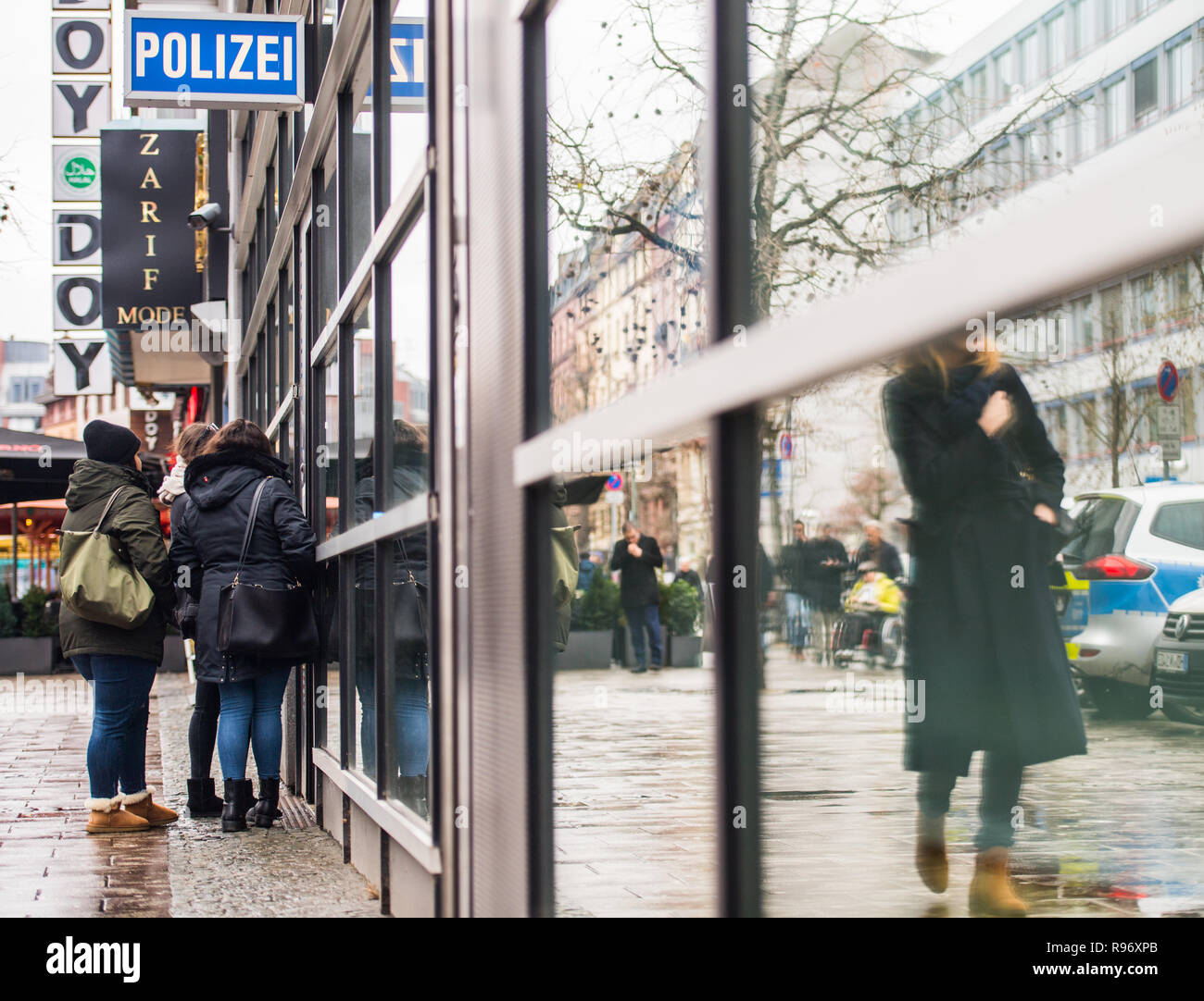 Hessen, Frankfurt, Germany. 20th December 2018. Three women line up at ...