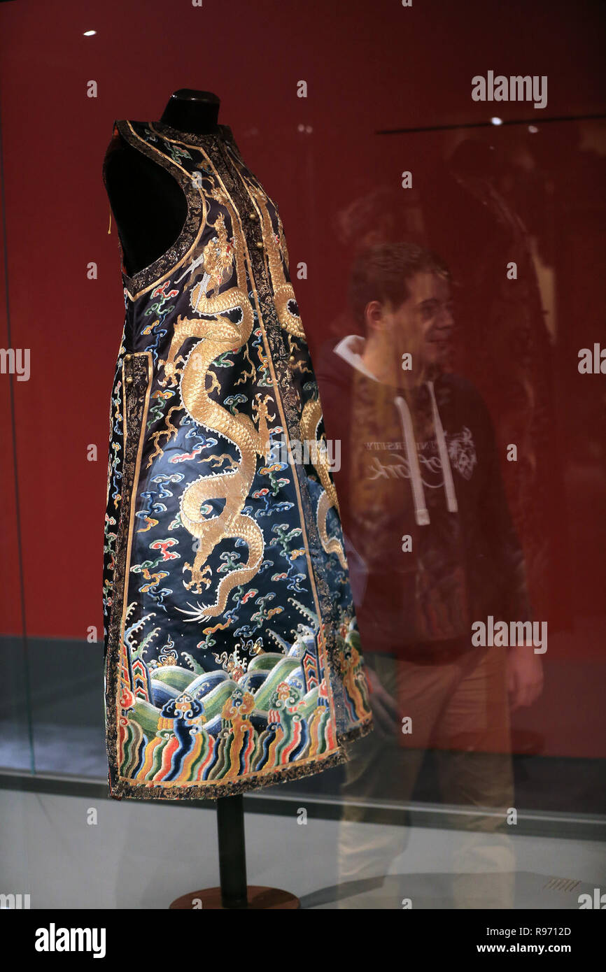 Chinese emperor robe hi-res stock photography and images - Alamy