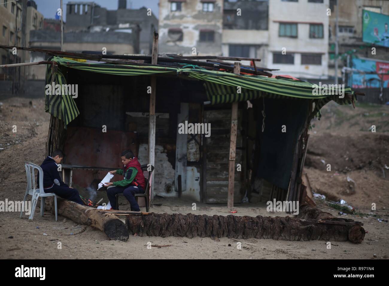Gaza City, The Gaza Strip, Palestine. 20th Dec, 2018. Palestinian kids ...
