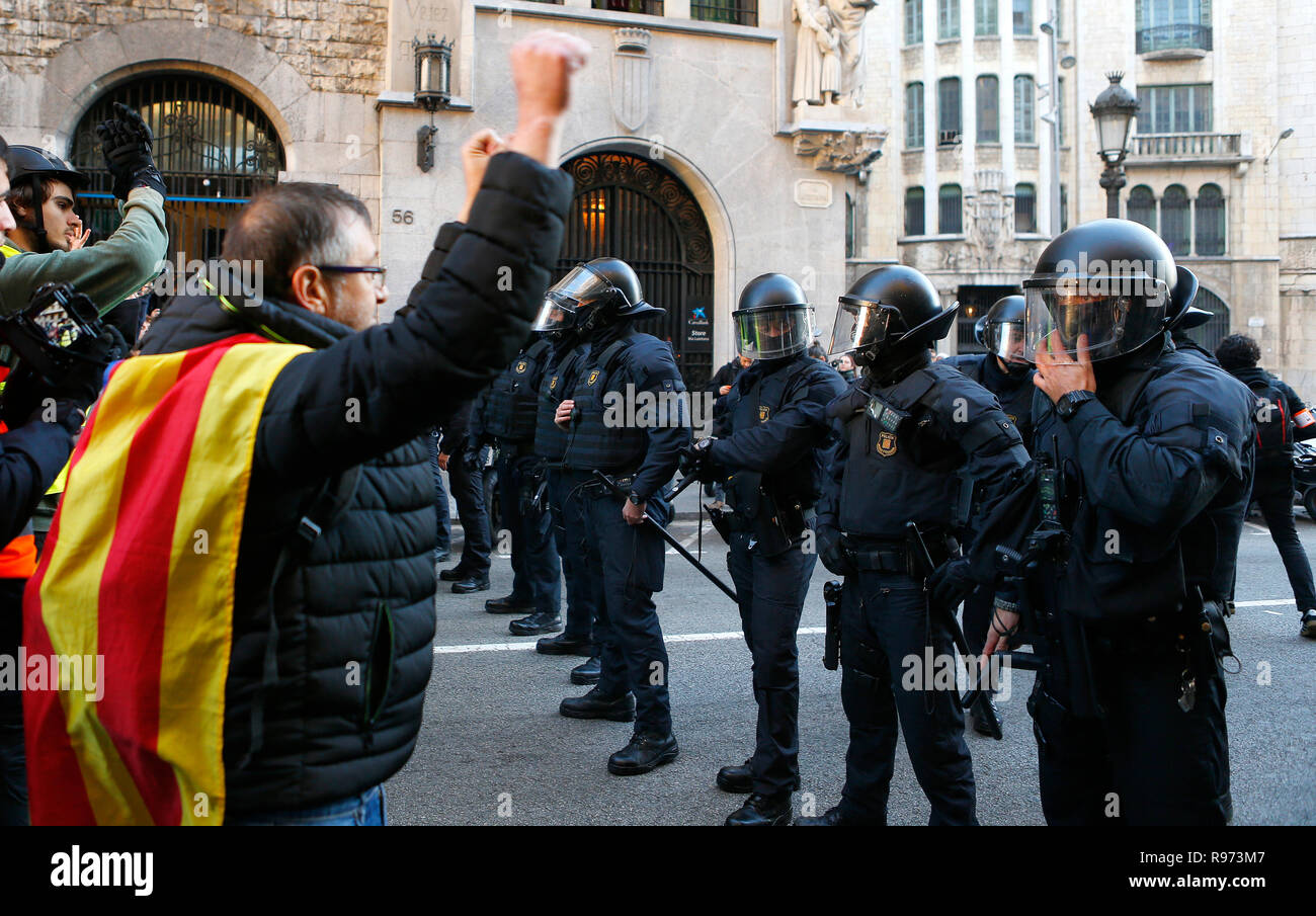 Crowd violence hi-res stock photography and images - Alamy