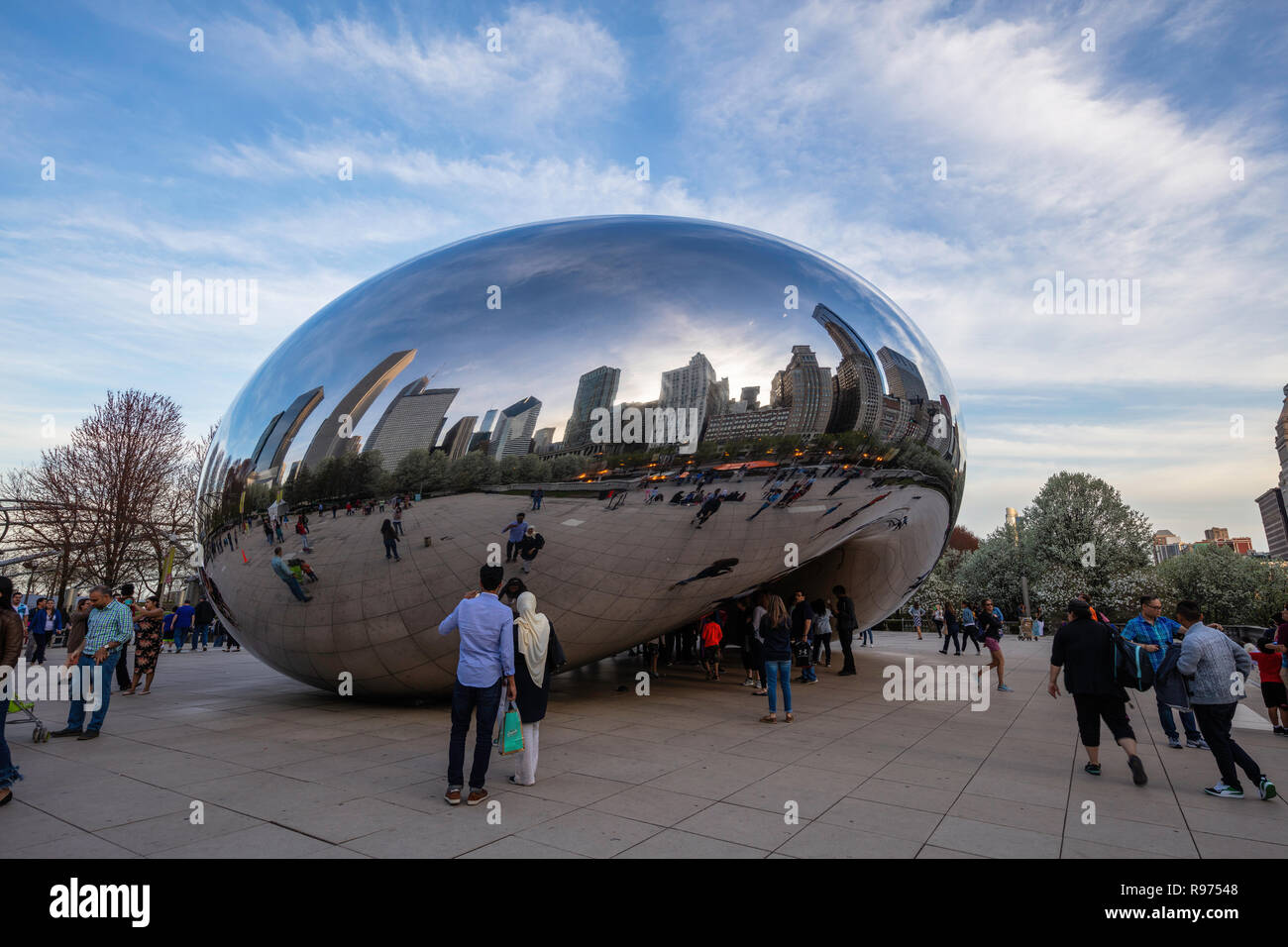 Cloud gate reflection skyscrapers hi-res stock photography and images ...
