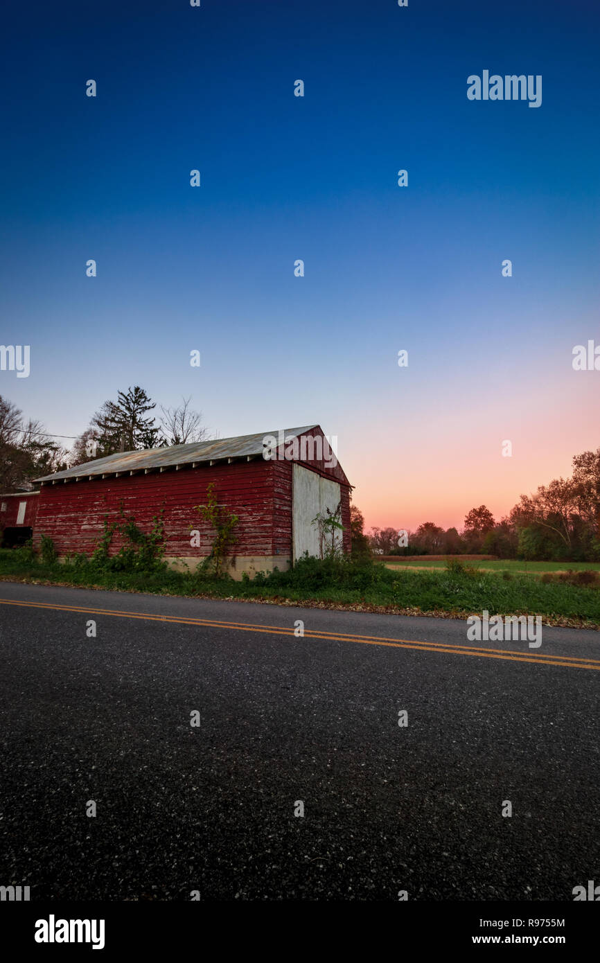 Lone barn hi-res stock photography and images - Alamy