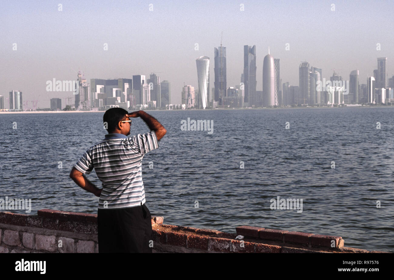 Qatar doha al corniche street hi-res stock photography and images - Alamy