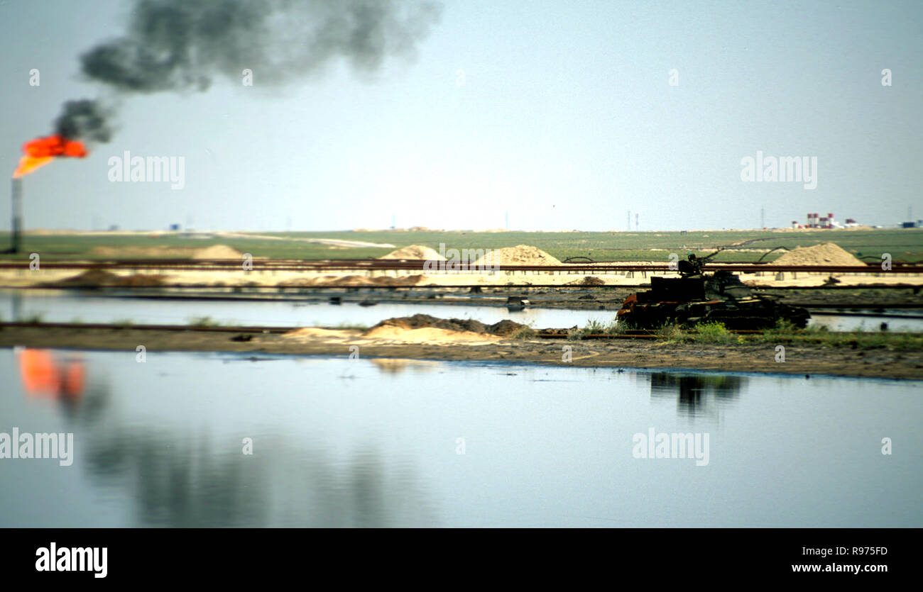 Kuwait oil spill hi-res stock photography and images - Alamy