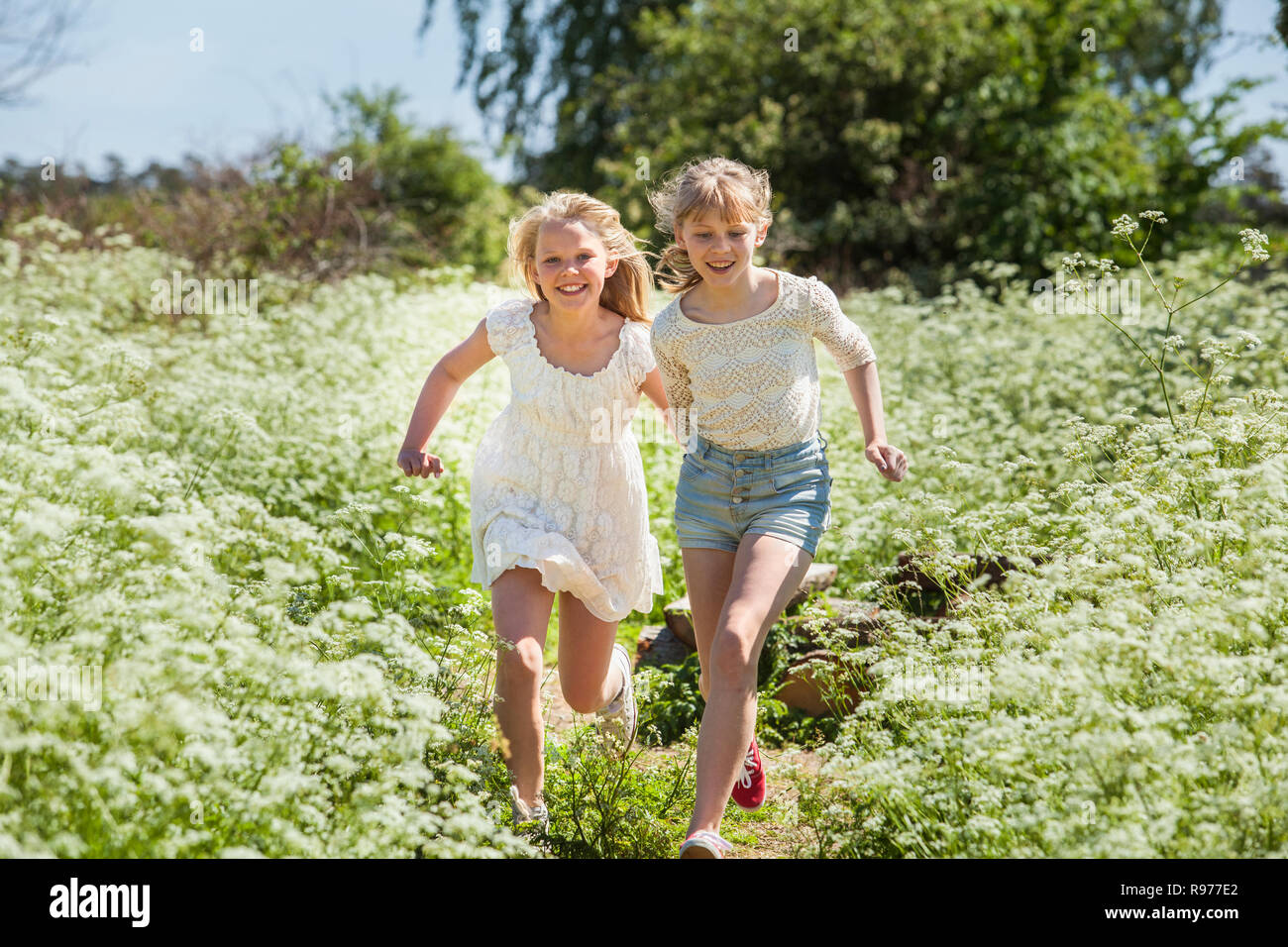 Girls running in field hi-res stock photography and images - Alamy