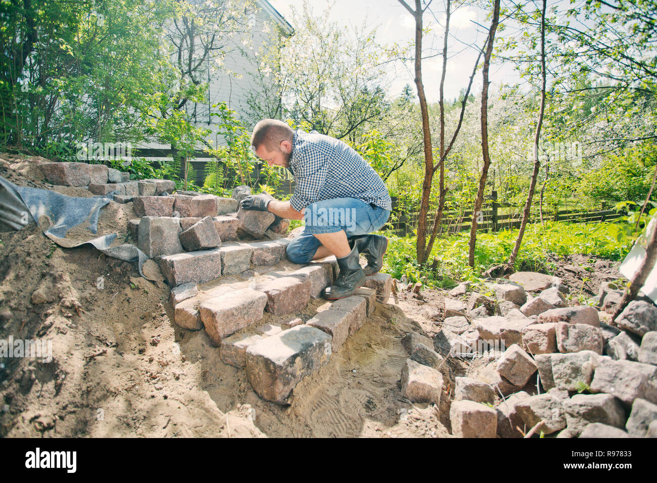 Man building hi-res stock photography and images - Alamy