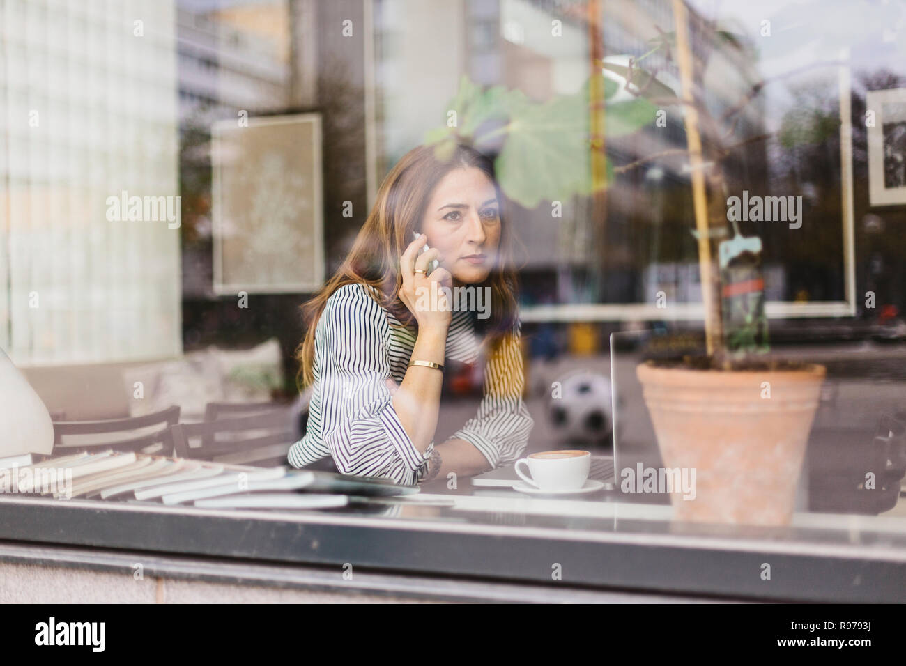 Cafe window hi-res stock photography and images - Alamy