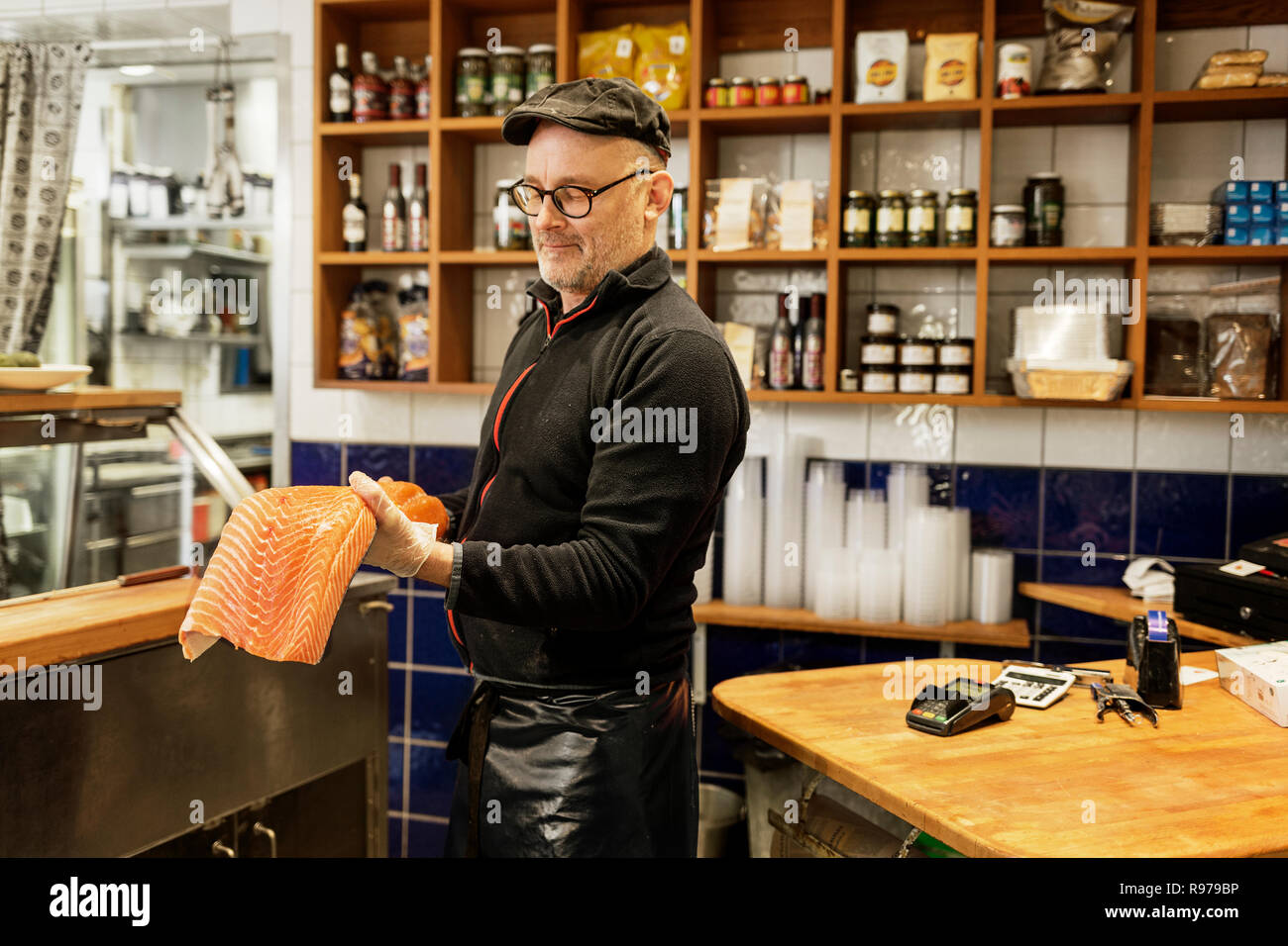 Fishmonger store hi-res stock photography and images - Alamy