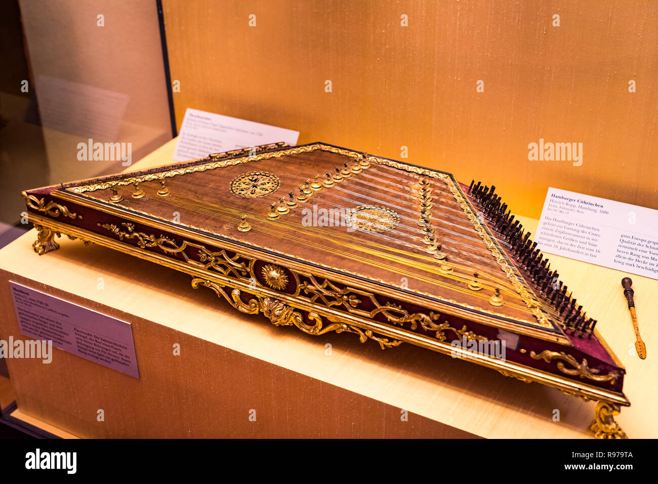 Instrumentos musicales retro hi-res stock photography and images - Alamy