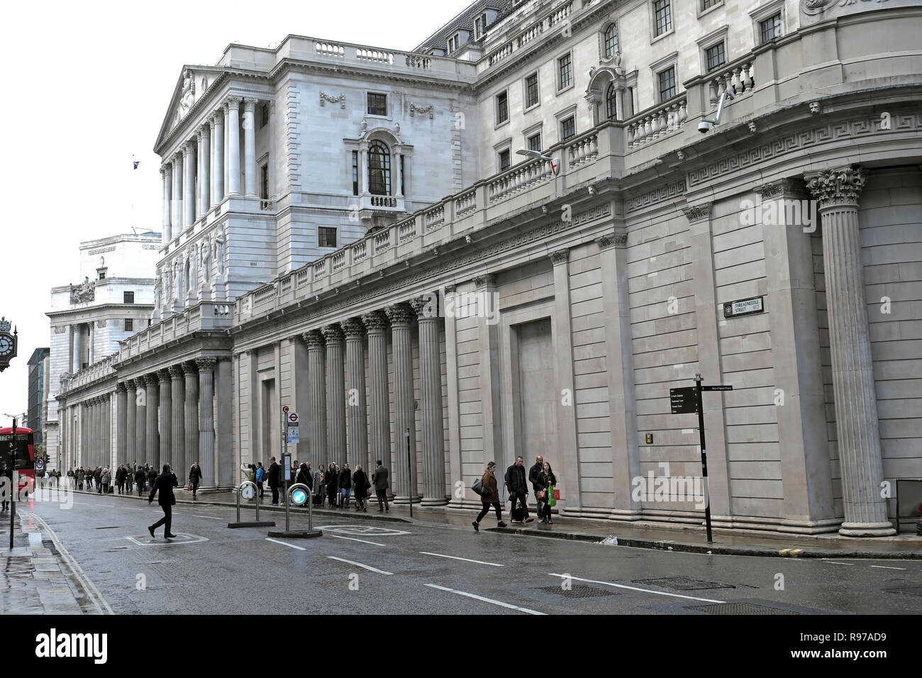 Threadneedle street london pedestrians hi-res stock photography and ...
