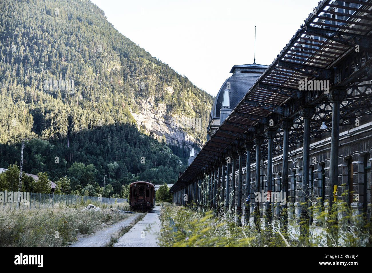 Abandoned railway village and station hi-res stock photography and ...