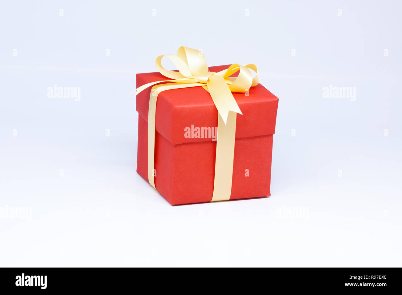 Red gift box hi-res stock photography and images - Alamy