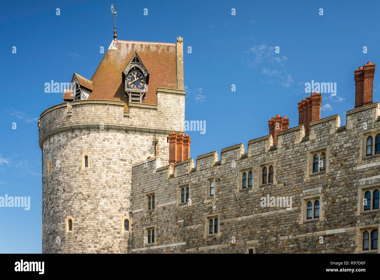 Windsor castle exterior hi-res stock photography and images - Alamy